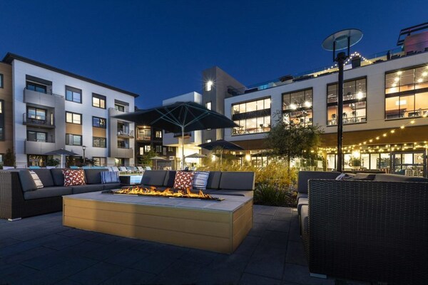 Upscale 1br Condo In Menlo Park With Poolside Relaxation - Redwood City, CA