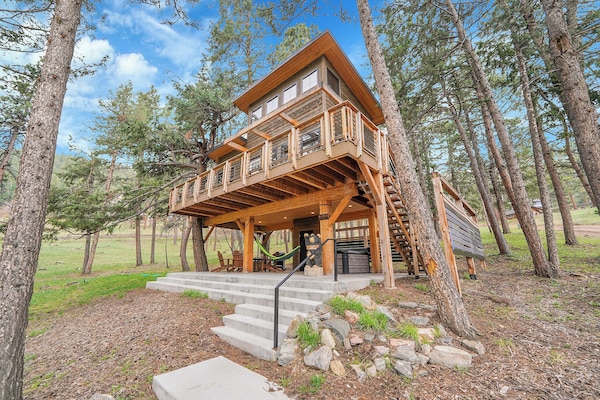 Upscale Treehouse Escape - Hot Tub & Mountain Air - Evergreen, CO