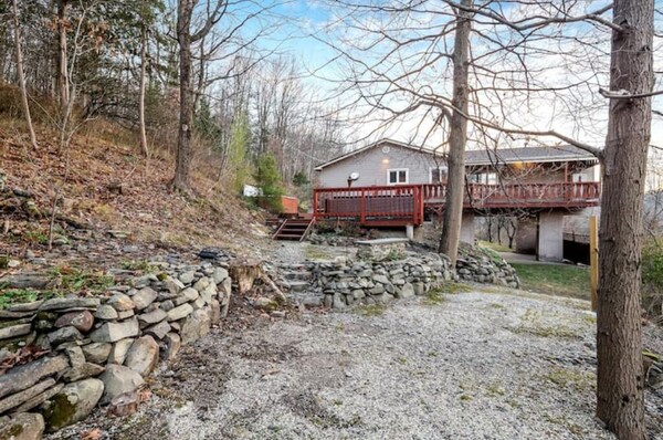 Unique Scenic Home With King Suite & Hot Tub - Chester, NY