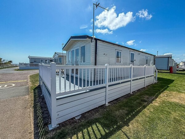 Beautiful 6 Berth Caravan With Stunning Sea Views In Suffolk Ref 68029cr - Kessingland