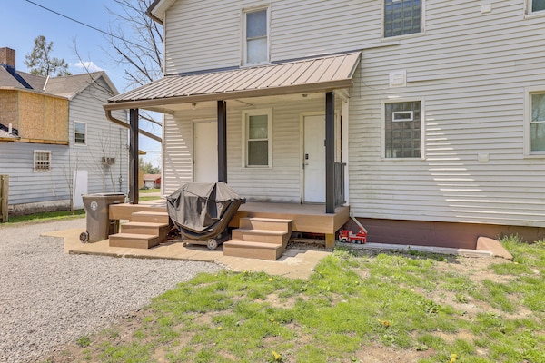 3 Mi To Dtwn: Quiet Youngstown Apt W/ Deck! - Youngstown State University, Youngstown