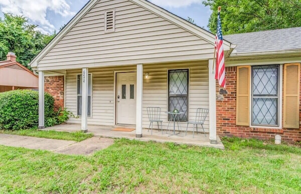 Near Dining & Mem - Hickory Hill Home - Germantown, TN