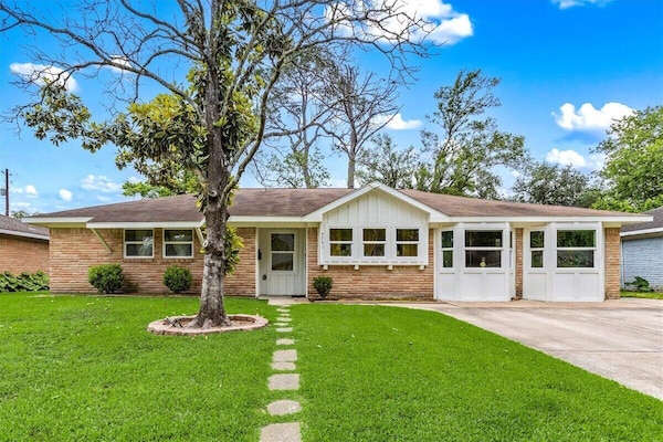 Spacious 4-bedroom House With Ac, Wifi, Houston Hideaway 10 Min To Nrg - Fresno, TX