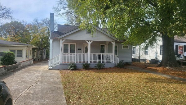 Large, Renovated On E. Lake Park! Comfy Cottage - Birmingham, AL