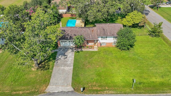 Mins To Downtown & Arsenal W/ Pool - The Retro Pad - Huntsville, AL