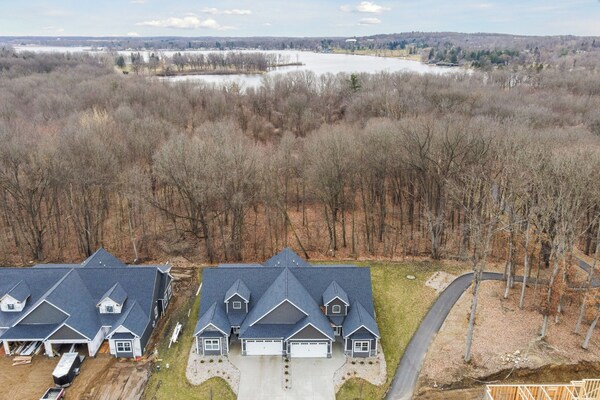 Luxurious Lochaven Condo - Sandy Beach, Hillsdale
