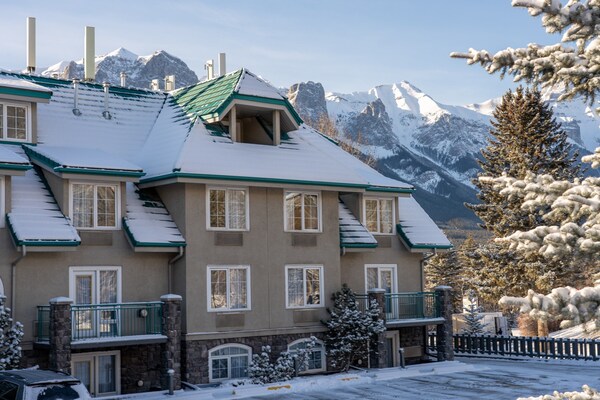 Mountain Getaway With Free Breakfast - 캔모어