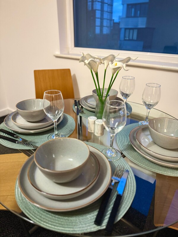 Trafford 1 Bed Apartment With Private Parking - Manchester