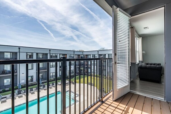 Affordable 2-bedroom Fishers *Pool View* - Noblesville, IN