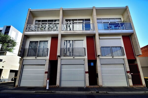 3br Townhouse In Heart Of Adelaide With Parking - Prospect
