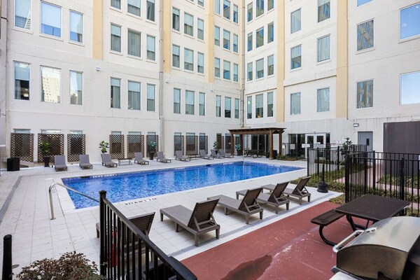 Stunning Downtown Apartment | Pool, Laundry, Parking - Dallas, TX