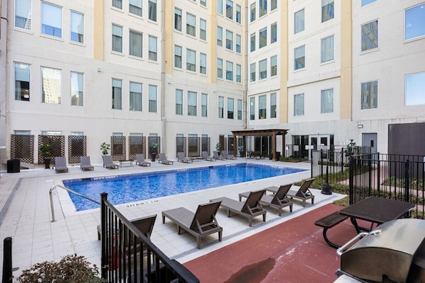Stunning Downtown Apartment | Pool, Laundry, Parking - Dallas, TX