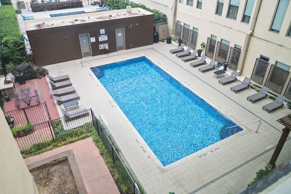 Stunning Downtown Apartment | Pool, Laundry, Parking - 達拉斯