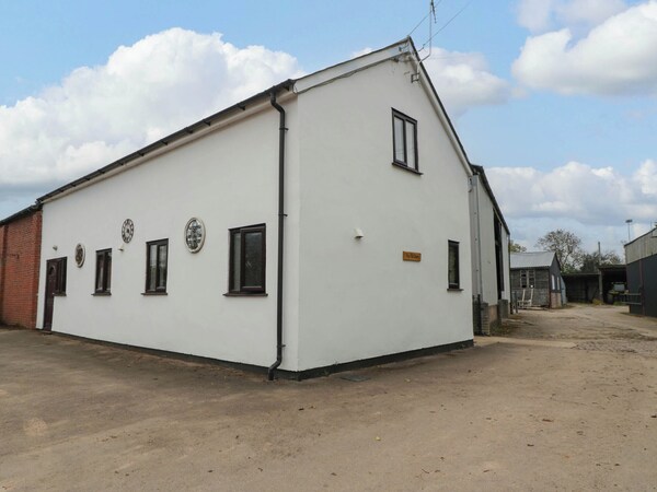 The Old Dairy, Pet Friendly, Character Holiday Cottage In Allensmore - Hereford