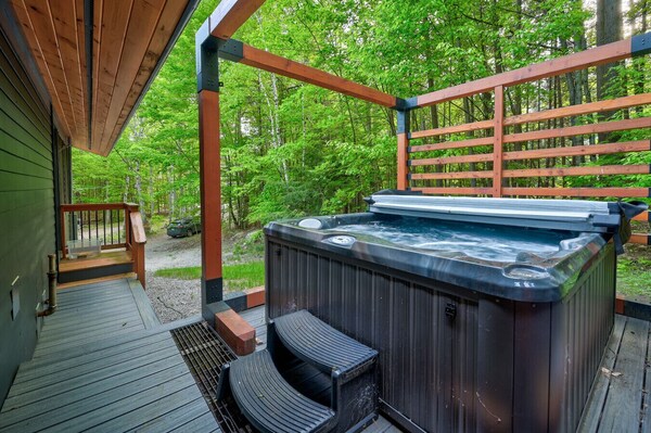 Family-friendly Chalet: Hot Tub, Games, Fire Pit - New Hampshire