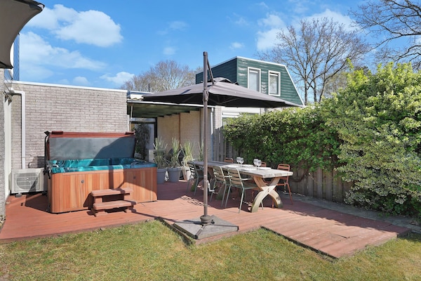 Gemütliches Ferienhaus Für 4 Personen Im Park De Klepperstee In Ouddorp Aan Zee, Mit Grünem Garten, Viel Privatsphäre Und Eigenem Jacuzzi  Nur Wenige Gehminuten Vom Strand Entfernt. - Ouddorp