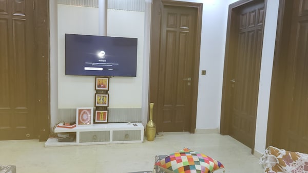 Charming 2-bedroom Apartment With Ac, Wifi In Enchanting Lok Vihar, Delhi - Delhi, India