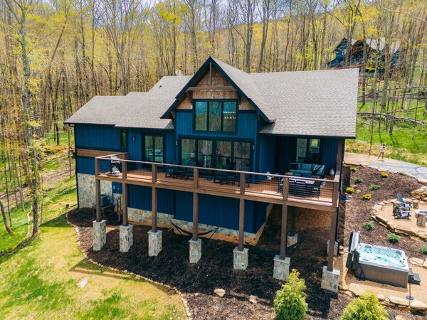 Camp Care Free At Eagles Nest - Game Room, Hot Tub, Fire Pit - Beech Mountain, NC