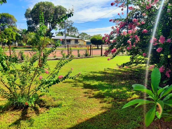 "Oakwood House" - Entire 5 Bedroom House With Telstra Fetch And Free Wifi - Queensland