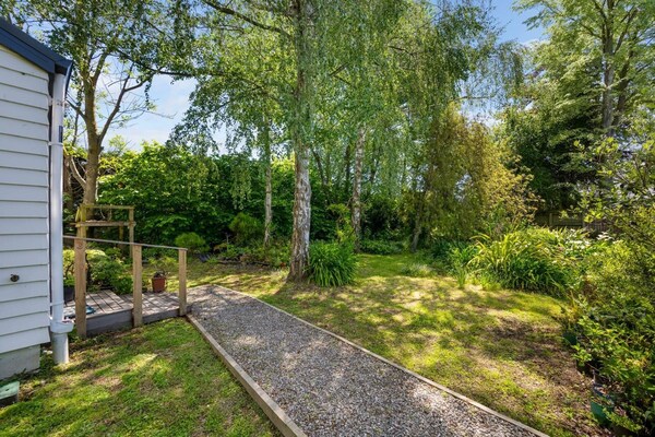 Cozy Retreat In Nature Just Minutes From Town - New Zealand
