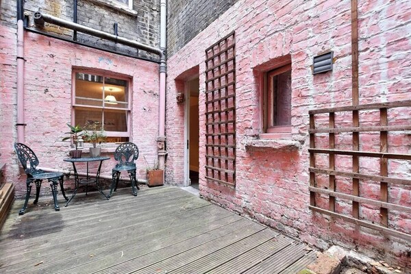 Experience The Charm Of London In This Stylish Two-bedroom Flat, Nestled In The Heart Of Chelsea - Hampton