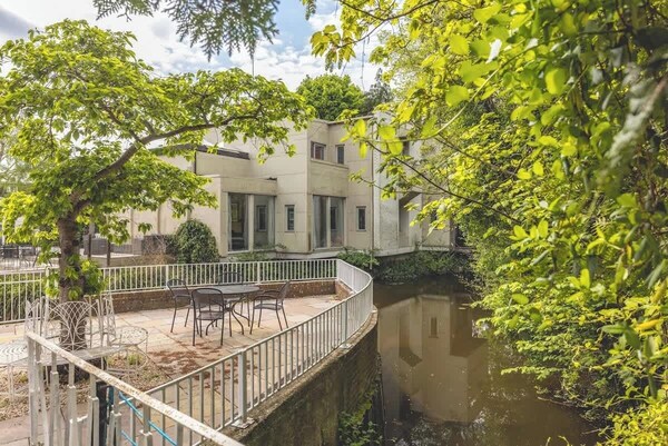 Spacious Family Home Near Windsor - Slough