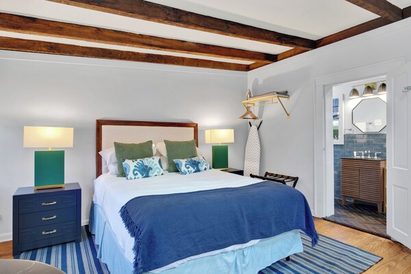 Escape To Tranquility: Your Hidden Retreat In A Charming Carriage House - Savannah, GA
