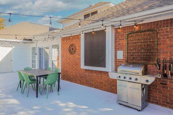 Luxurious 5 Bedroom Retreat With Pool! - Grapevine, TX