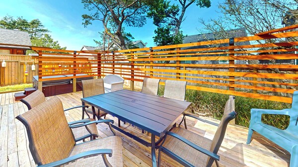 Ocean Oak At Seaside Beach: Hot Tub! - Cannon Beach, OR