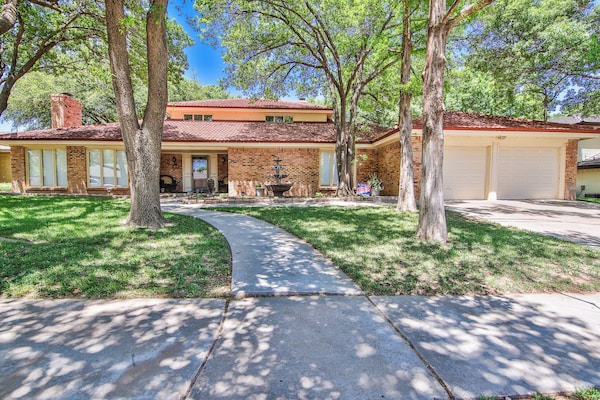 Amazing 4,500 Sq Ft 2-story Home In King's Gate. Perfect For Large Groups! - Lubbock