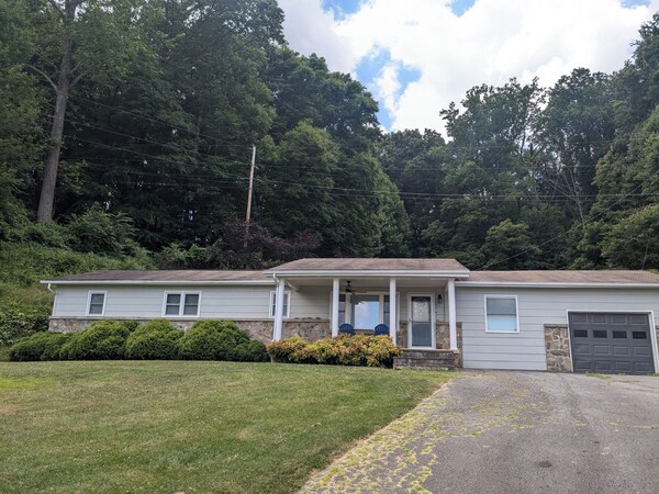 Sweet Carolina : Charming 4-bedroom Home In The Heart Of Beautiful Waynesville - Waynesville, NC