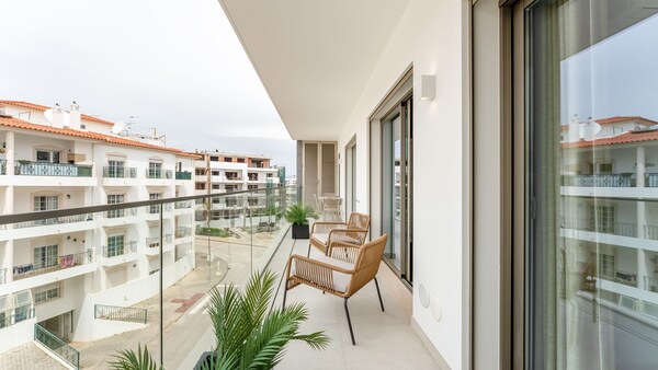 Modern 2br W/ Rooftop Pool & Parking By Lovelystay - Lagos