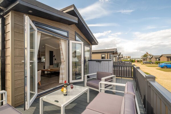Driftwood Lodge, Sizewell - Sleeps 4 Guests **Adults Only Property** - Thorpeness