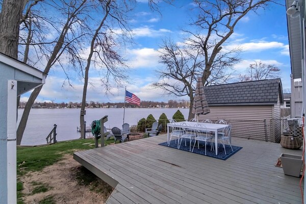 Beautiful 4-bedroom  Lake Front Cottage With Hot Tub & Rentable Boat - Highland Recreation Area, White Lake