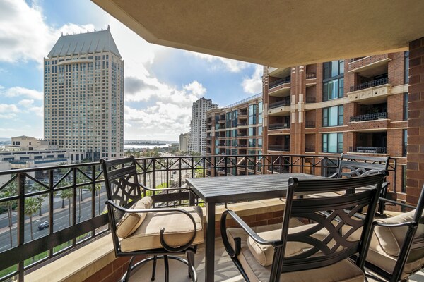 Luxury 2-bed, 2-bath Condo With Stunning Bay Views - San Diego, CA