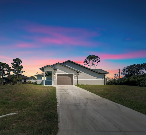 Mid Century 3-bedroom House Family-friendly - Lehigh Acres