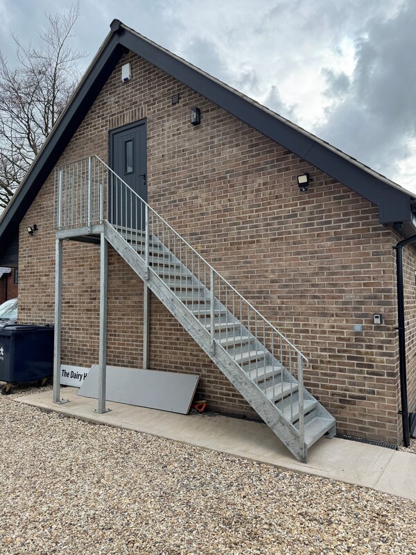 Modern Apartment. Peaceful & Secure, Private Parking, Beautiful Surroundings - Yeovil