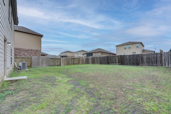 Pet-friendly Home W/ Fenced Yard In Manor - Elgin, TX