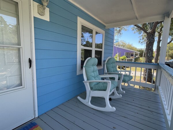 Gracie's Place Is A Charming Cottage Located In The Quaint Village Of Avon With Laid-back Atmosphere - Avon, NC