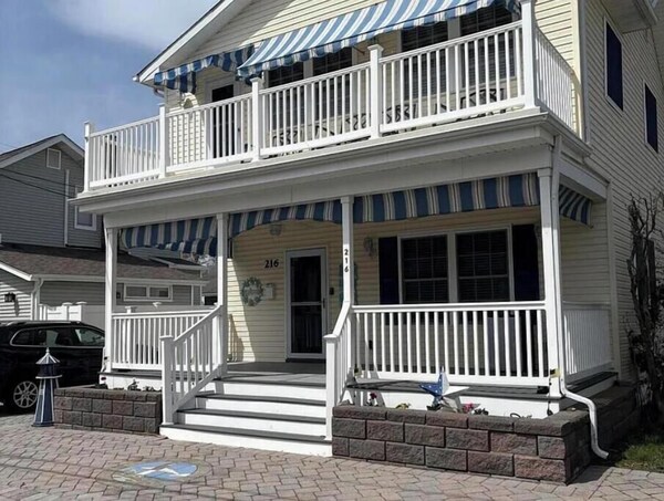Spacious 5-bedroom House In Beautiful Belmar W/ Wifi.  2 Blocks From The Beach! - Spring Lake, NJ