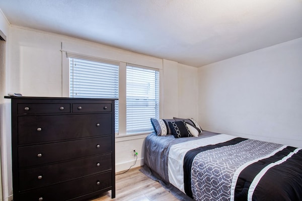 Charming 1-bedroom On The Peninsula Of Newport Beach, 1 House From The Beach. - Newport Beach, CA