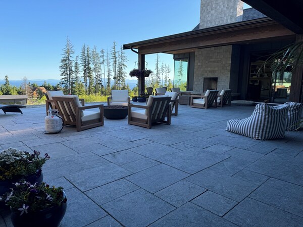 Mountain Retreat With Unobstructed Ocean Views! - Sunshine Coast Regional District, BC, Canada