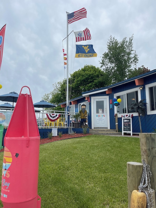 Coastal Living In The Heart Of St. Ignace. - St. Ignace, MI