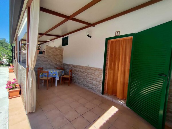 Holiday Home 'Villa Elvira Monolocale' With Private Terrace, Shared Garden And Air Conditioning - Vieste