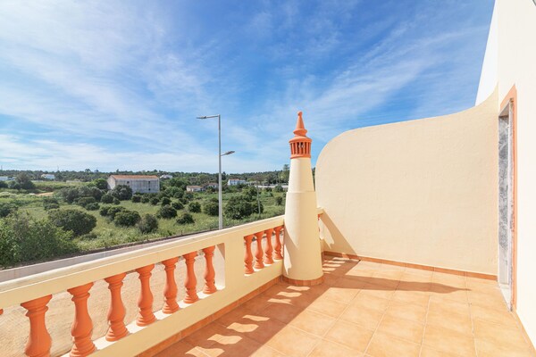 Holiday Home 'Casa Do Sol - Estombar' With Private Garden, Balcony And Wi-fi - Lagoa