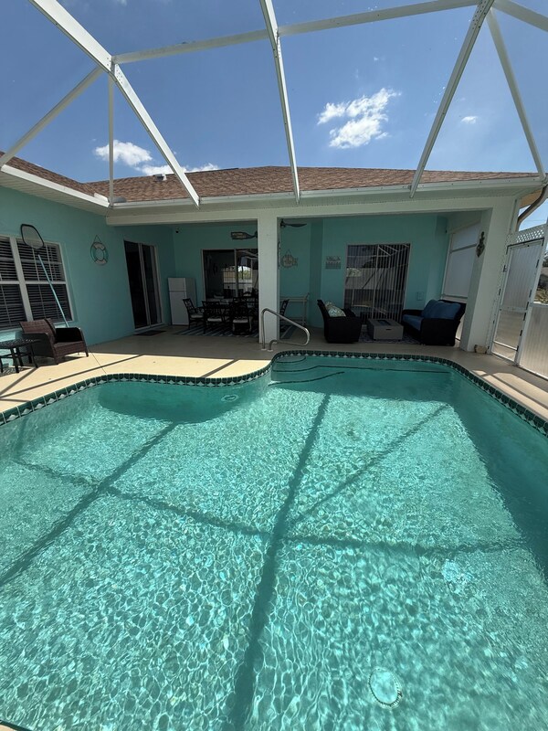 Villa Sunshine: Elegant & Modern 4br Pool House - Lehigh Acres, FL
