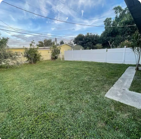 One Bedroom Apartment In Welcoming Cape Coral Close To Downtown And Beach. - Cape Coral, FL