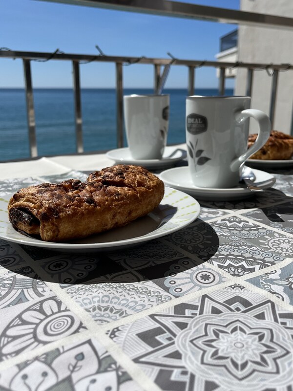 El Crucero, Vive Unas Vacaciones En El Mar - Calafell