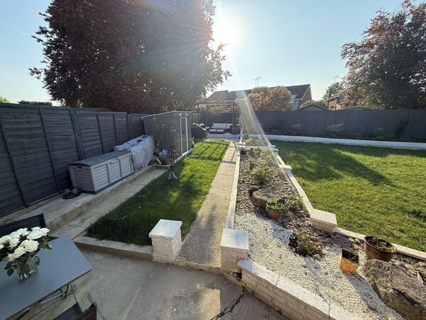 Brand New Renovated- Free Parking- Garden- Smarttv - Bracknell
