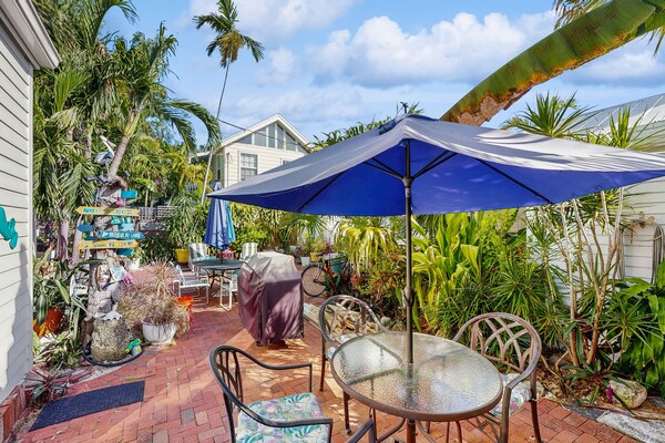 Charming Island Cottage With Sunny Patio, Modern Kitchen, Ac & Dog Friendly Yard - Key West, FL